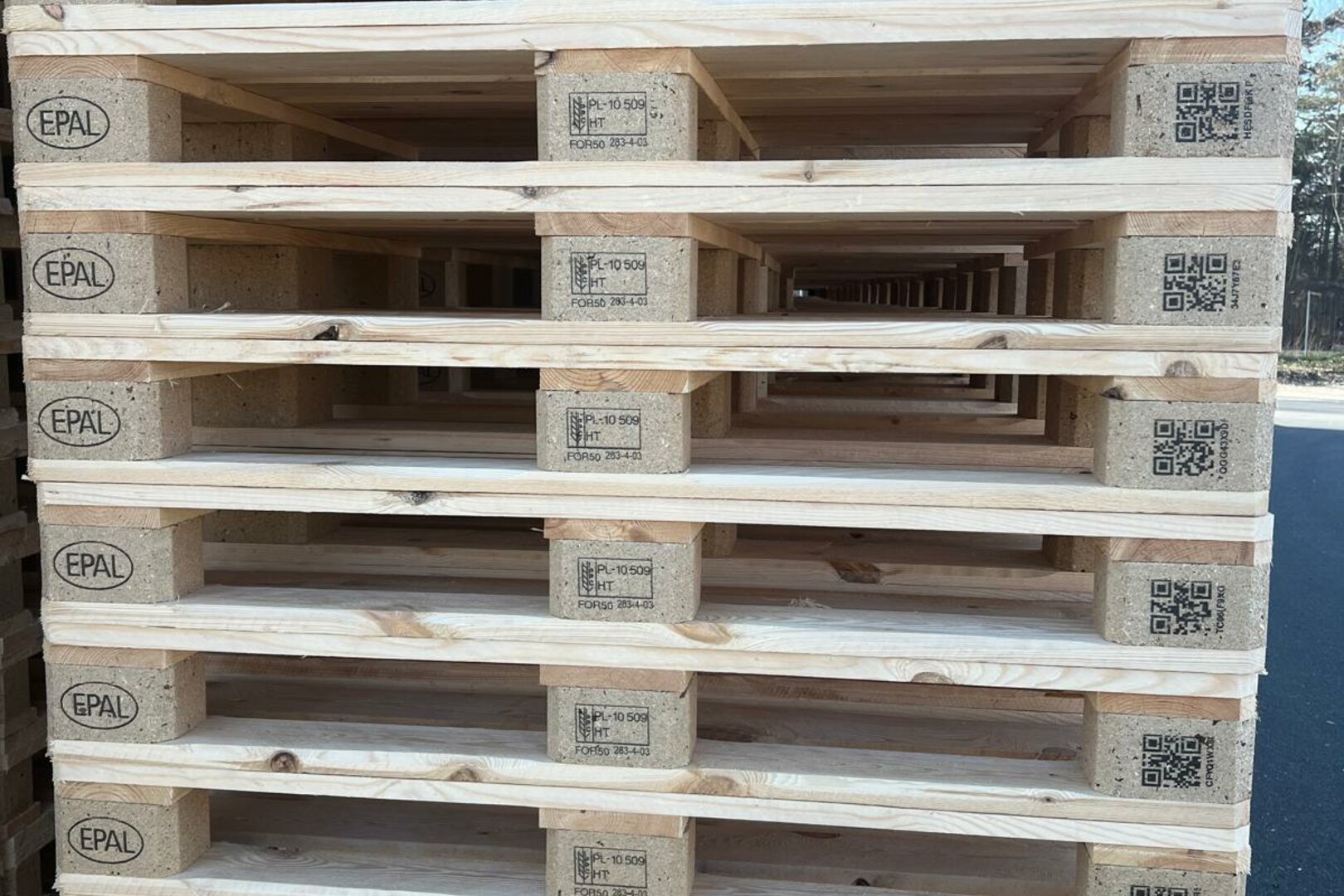 Pallet labeling via inkjet printer