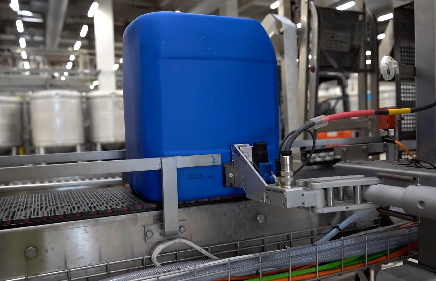 Marking, labeling and verifying chemical products