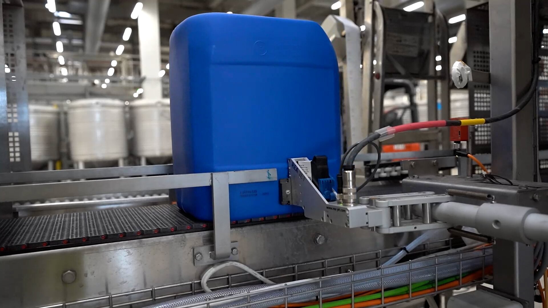 Marking, labeling and verifying chemical products