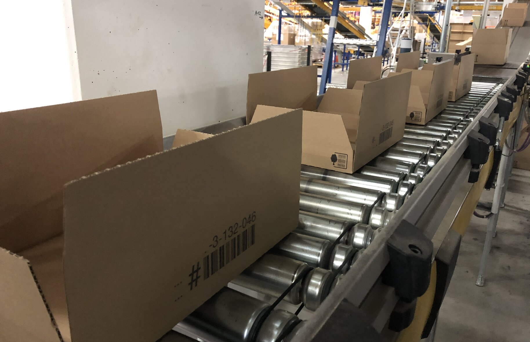 Logistics industry - marking, labeling and verifying packages, parcels ...