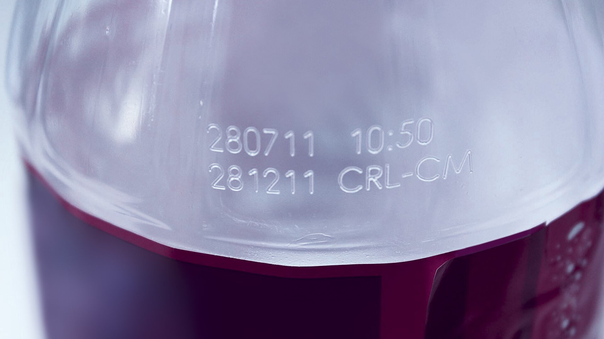 Marking plastic surfaces by laser