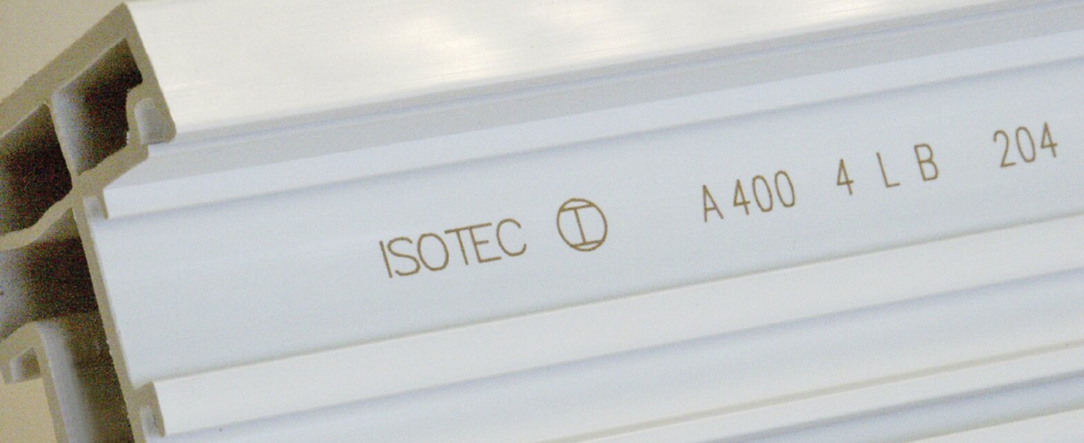 Marking plastic surfaces by laser